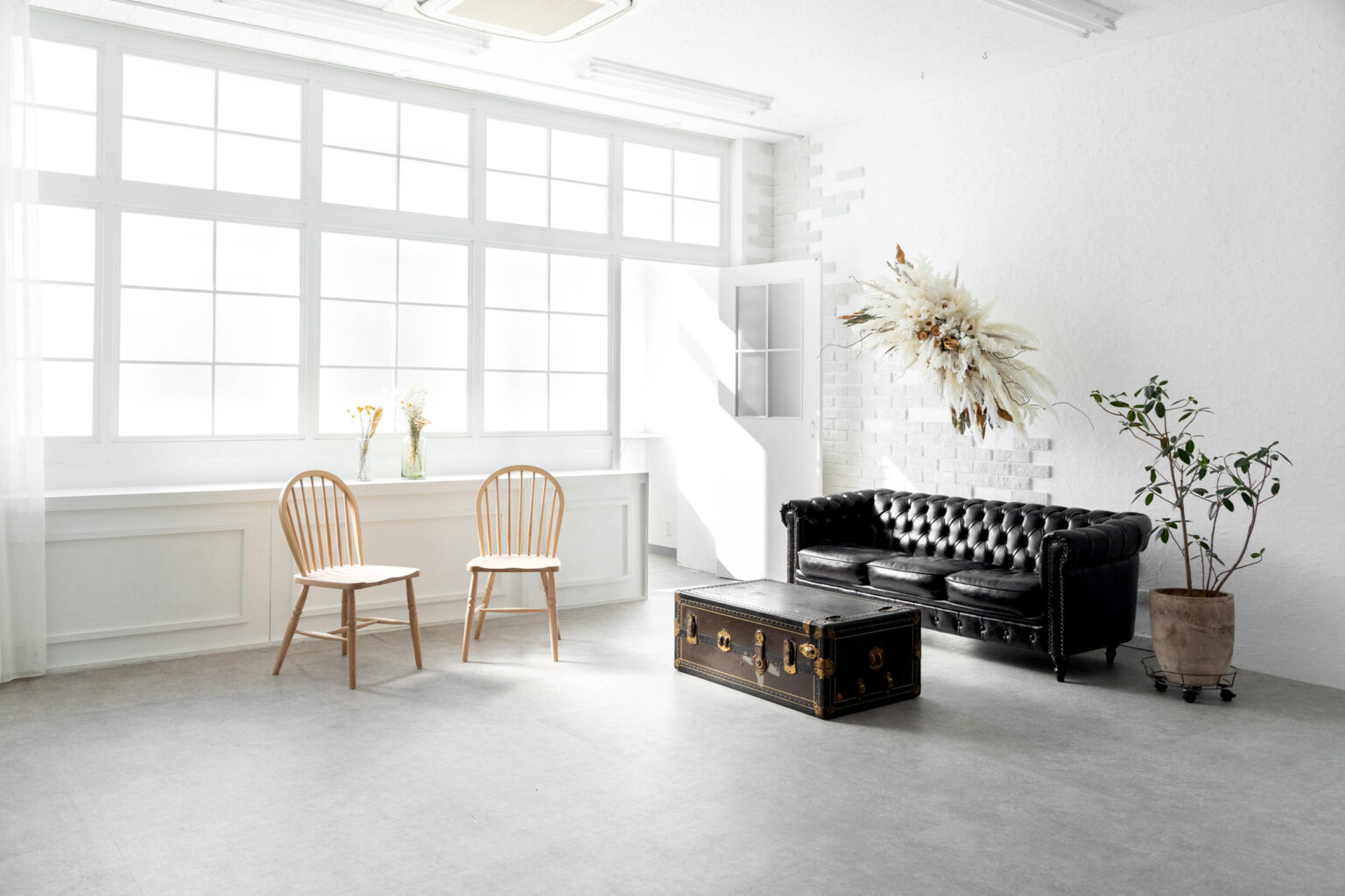 STUDIO TWOBEE | やわらかい自然光が入るスタジオ。大きな窓、白壁、ウッド壁、黒板など多彩なシーンが演出可能