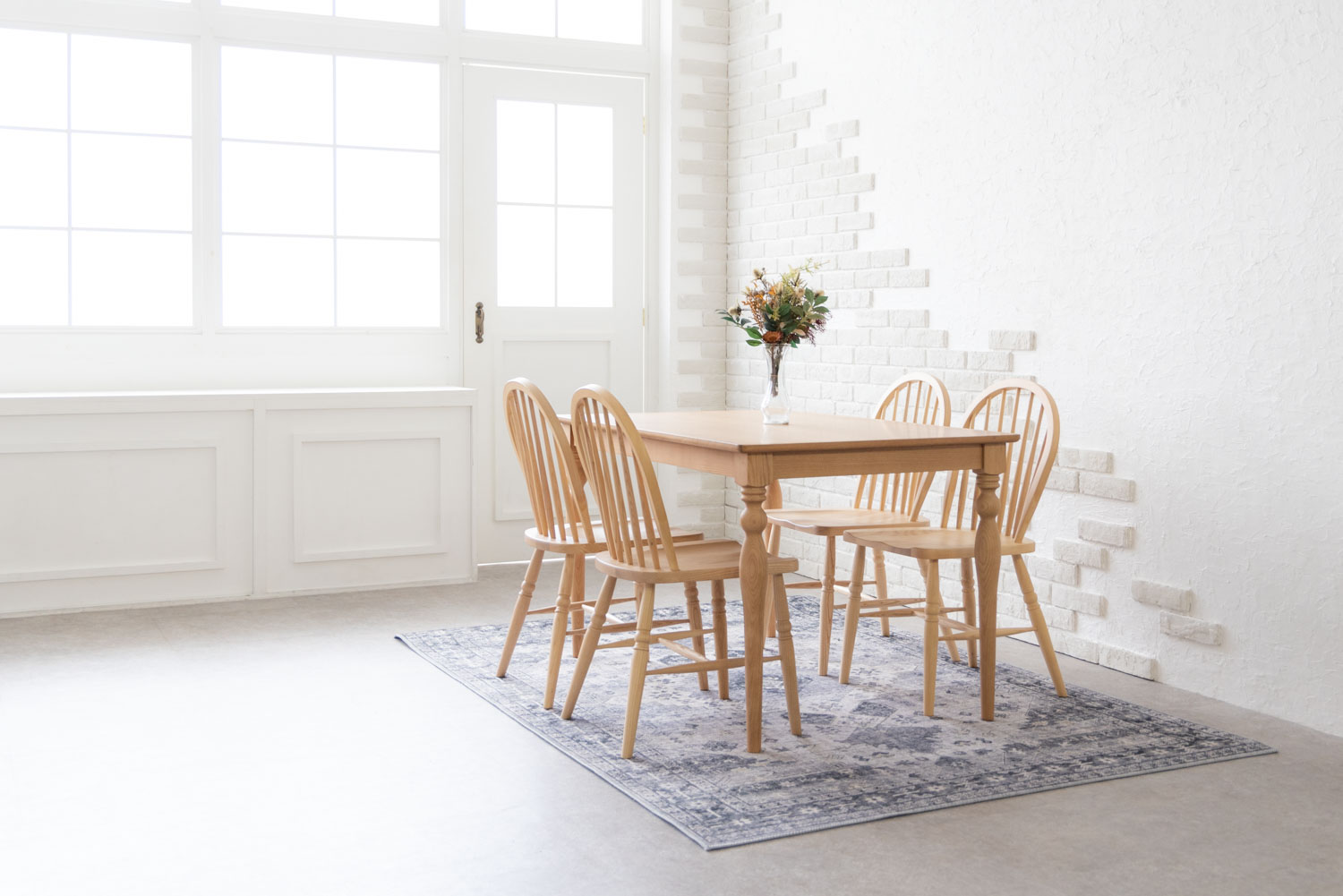 STUDIO TWOBEE | やわらかい自然光が入るスタジオ。大きな窓、白壁、ウッド壁、黒板など多彩なシーンが演出可能