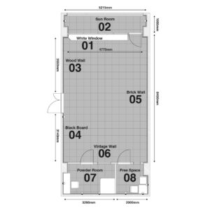 STUDIO TWOBEE | やわらかい自然光が入るスタジオ。大きな窓、白壁、ウッド壁、黒板など多彩なシーンが演出可能